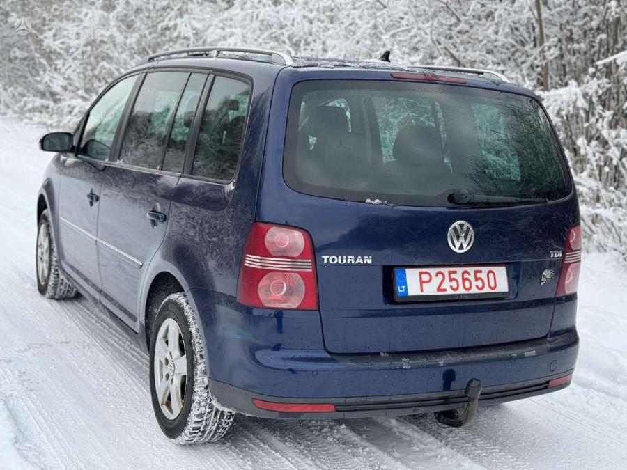 Blue Volkswagen Touran 2007 in Mazeikiai, with an engine capacity of 1.90 L and mileage of 264 thousand km for 1200 €, photo 6 on AUTOMOTO.COM.LV