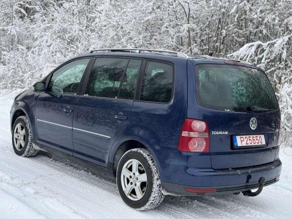Blue Volkswagen Touran 2007 in Mazeikiai, with an engine capacity of 1.90 L and mileage of 264 thousand km for 1200 €, photo 7 on AUTOMOTO.COM.LV