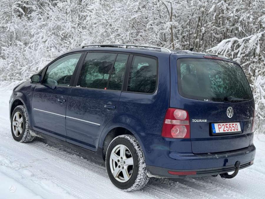 Blue Volkswagen Touran 2007 in Mazeikiai, with an engine capacity of 1.90 L and mileage of 264 thousand km for 1200 €, photo 7 on AUTOMOTO.COM.LV