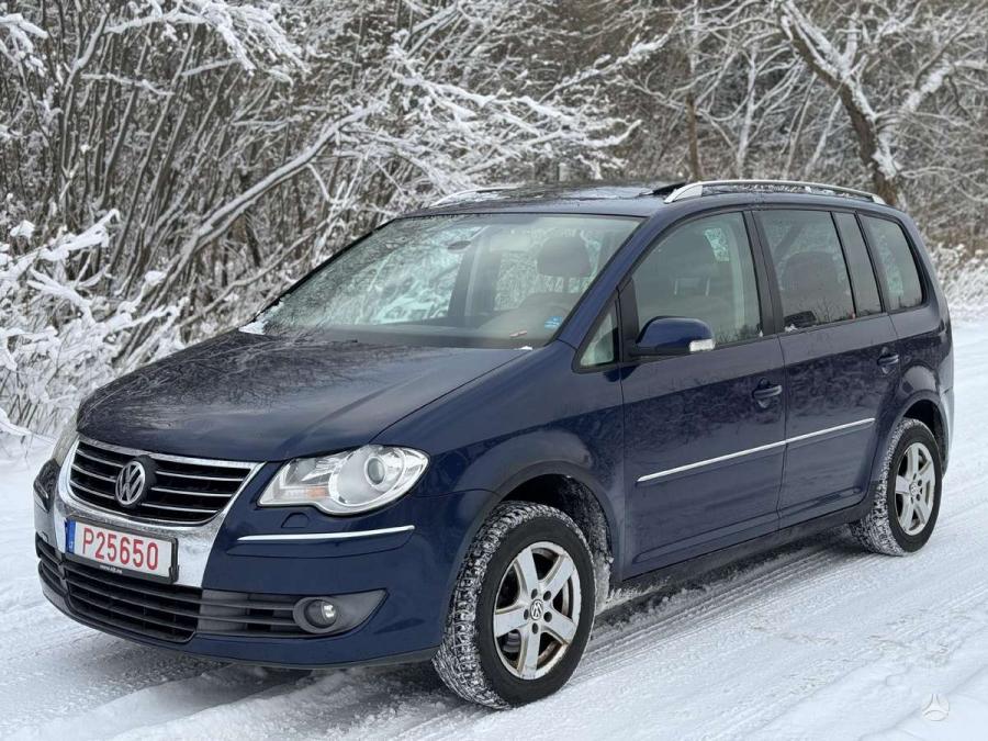 Blue Volkswagen Touran 2007 in Mazeikiai, with an engine capacity of 1.90 L and mileage of 264 thousand km for 1200 €, photo 8 on AUTOMOTO.COM.LV