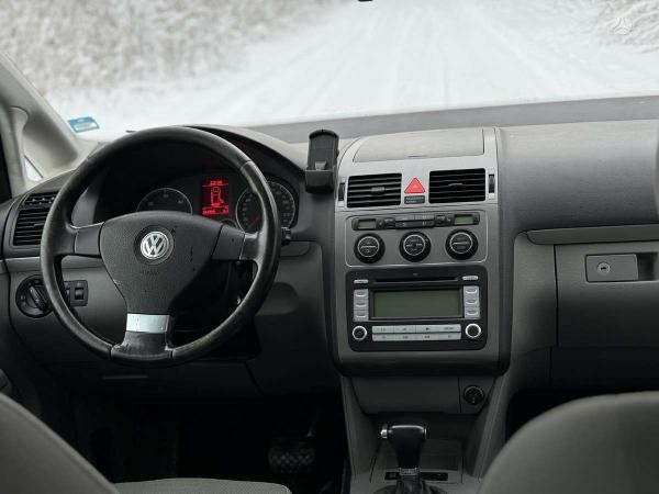 Blue Volkswagen Touran 2007 in Mazeikiai, with an engine capacity of 1.90 L and mileage of 264 thousand km for 1200 €, photo 10 on AUTOMOTO.COM.LV