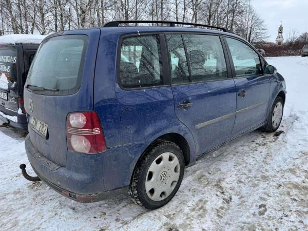 Blue Volkswagen Touran 2007 in Palanga, with an engine capacity of 1.39 L and mileage of 295 thousand km for 999 €, photo 5 on AUTOMOTO.COM.LV