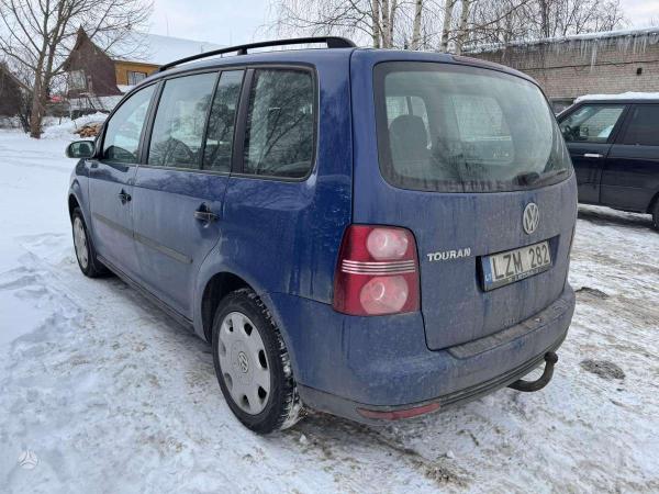 Blue Volkswagen Touran 2007 in Palanga, with an engine capacity of 1.39 L and mileage of 295 thousand km for 999 €, photo 8 on AUTOMOTO.COM.LV