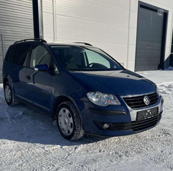 Blue Volkswagen Touran 2007 in Kretinga, with an engine capacity of 1.39 L and mileage of 296 thousand km for 2950 €, photo 2 on AUTOMOTO.COM.LV