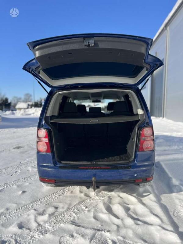 Blue Volkswagen Touran 2007 in Kretinga, with an engine capacity of 1.39 L and mileage of 296 thousand km for 2950 €, photo 9 on AUTOMOTO.COM.LV