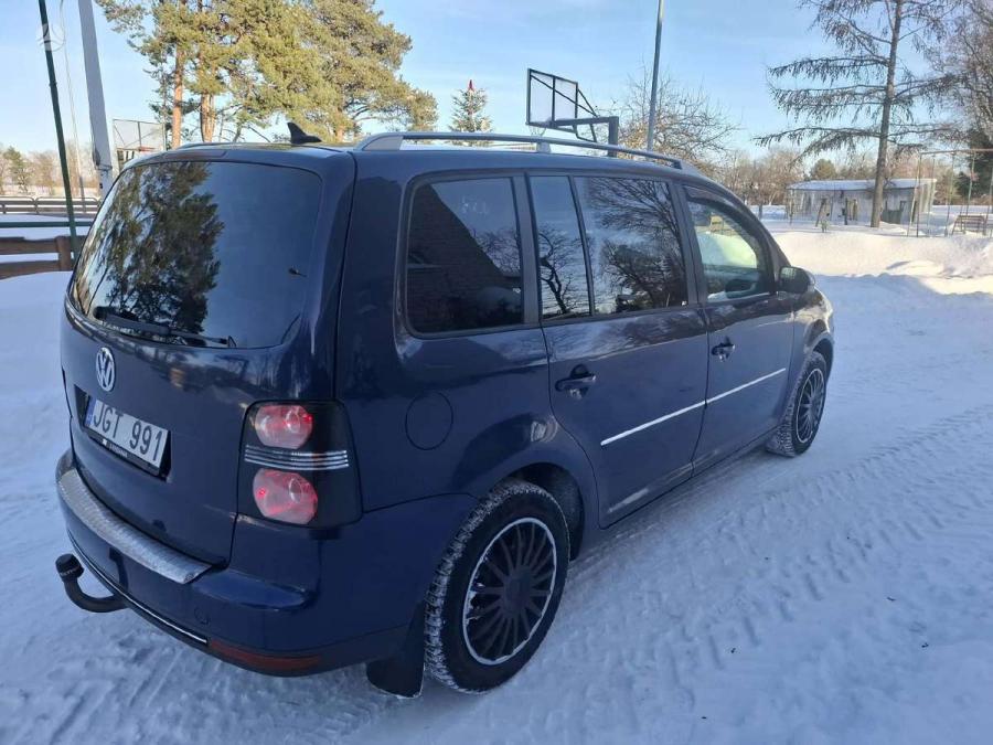 Blue Volkswagen Touran 2007 in Kaunas, with an engine capacity of 1.90 L and mileage of 322 thousand km for 2350 €, photo 4 on AUTOMOTO.COM.LV