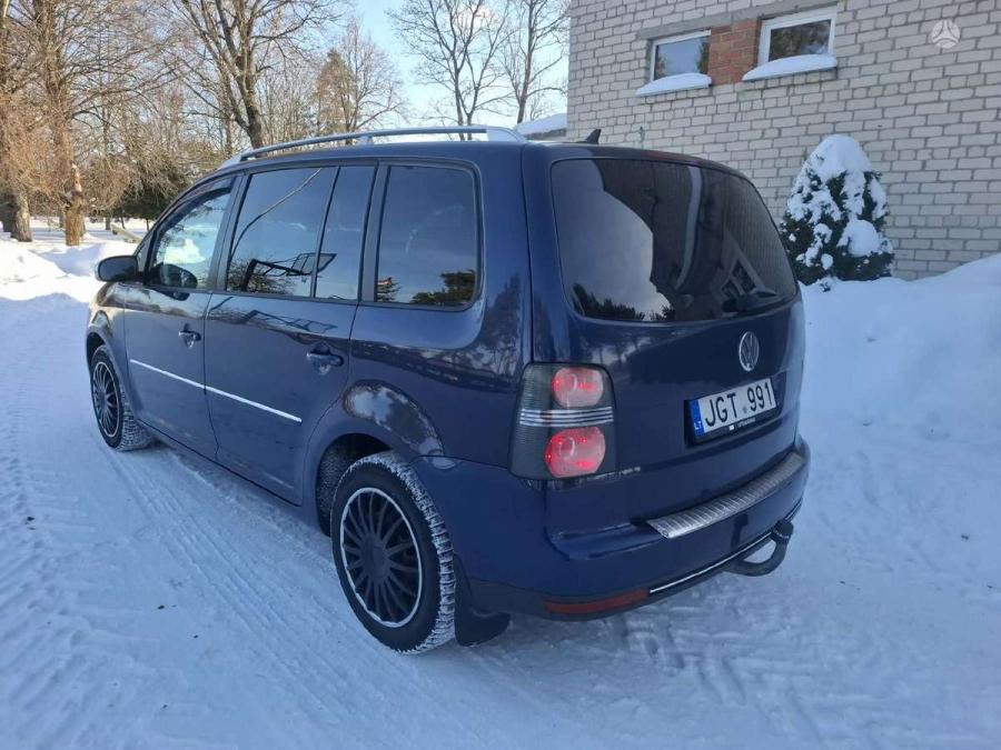 Blue Volkswagen Touran 2007 in Kaunas, with an engine capacity of 1.90 L and mileage of 322 thousand km for 2350 €, photo 6 on AUTOMOTO.COM.LV