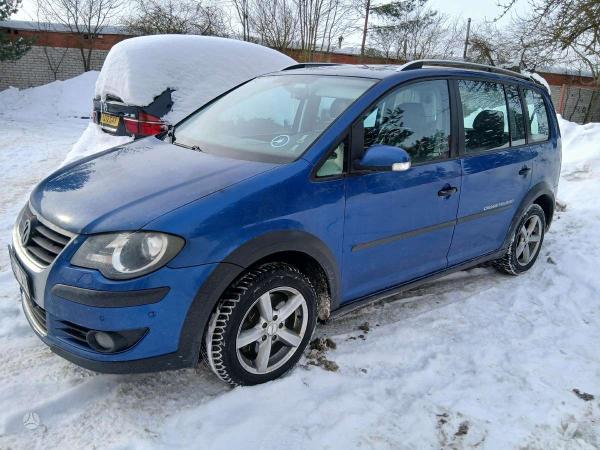 Zils Volkswagen Touran 2007 Panevēža, ar dzinēja tilpumu 2.00 L un nobraukumu 345 tūkst. km par 2700 €, foto 2 vietnē AUTOMOTO.COM.LV