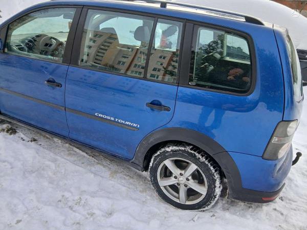 Zils Volkswagen Touran 2007 Panevēža, ar dzinēja tilpumu 2.00 L un nobraukumu 345 tūkst. km par 2700 €, foto 6 vietnē AUTOMOTO.COM.LV