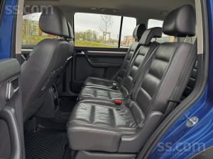 Zils Volkswagen Touran 2007 Jelgava, ar dzinēja tilpumu 2.00 L un nobraukumu 0 tūkst. km par 4899 €, foto 11 vietnē AUTOMOTO.COM.LV