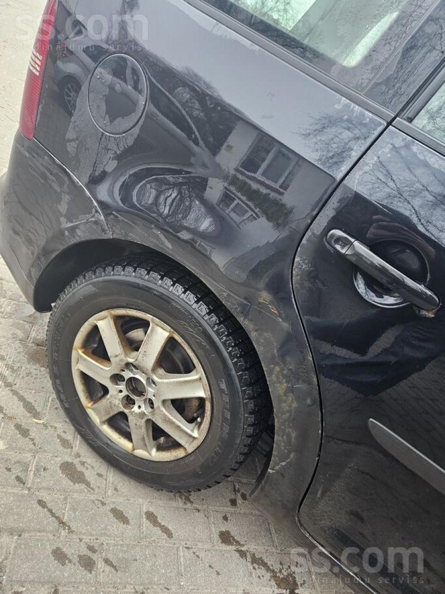 Zils Volkswagen Touran 2007 Rīga, ar dzinēja tilpumu 2.00 L un nobraukumu 345 tūkst. km par 1000 €, foto 5 vietnē AUTOMOTO.COM.LV