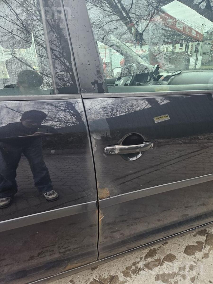 Zils Volkswagen Touran 2007 Rīga, ar dzinēja tilpumu 2.00 L un nobraukumu 345 tūkst. km par 1000 €, foto 6 vietnē AUTOMOTO.COM.LV
