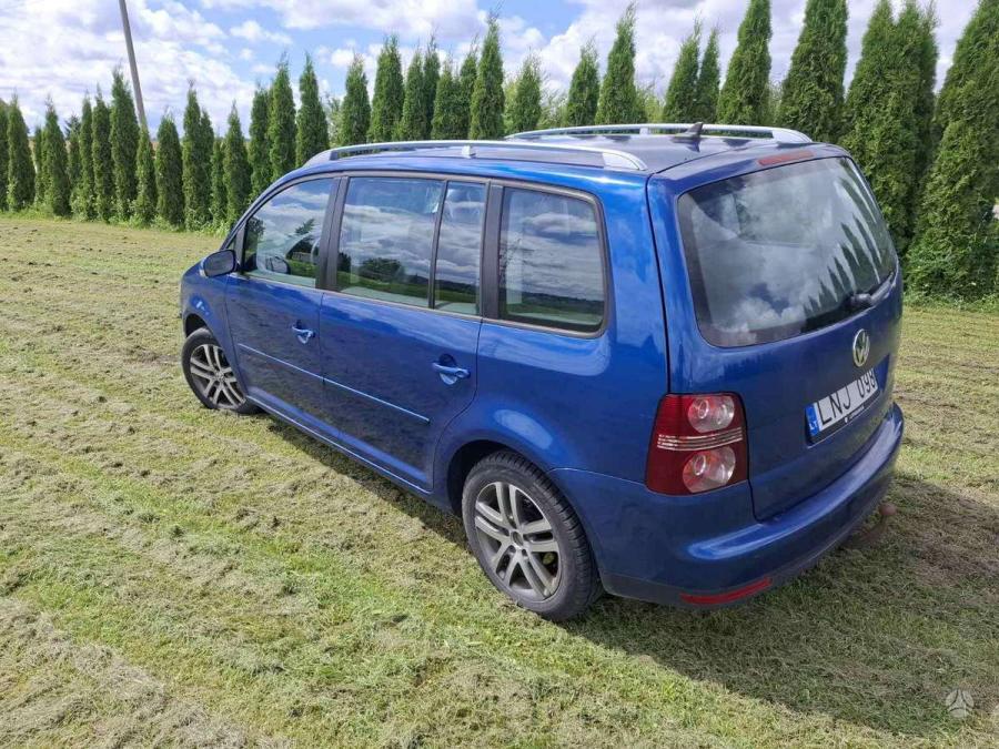 Blue Volkswagen Touran 2007 in Kaunas, with an engine capacity of 1.97 L and mileage of 292 thousand km for 2900 €, photo 6 on AUTOMOTO.COM.LV
