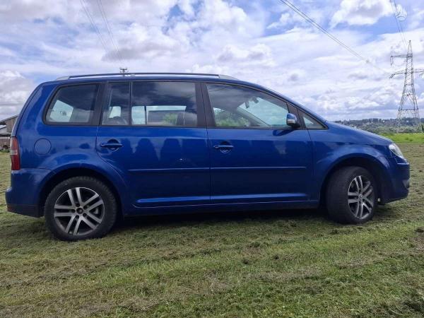 Zils Volkswagen Touran 2007 Kauņa, ar dzinēja tilpumu 1.97 L un nobraukumu 292 tūkst. km par 2900 €, foto 7 vietnē AUTOMOTO.COM.LV