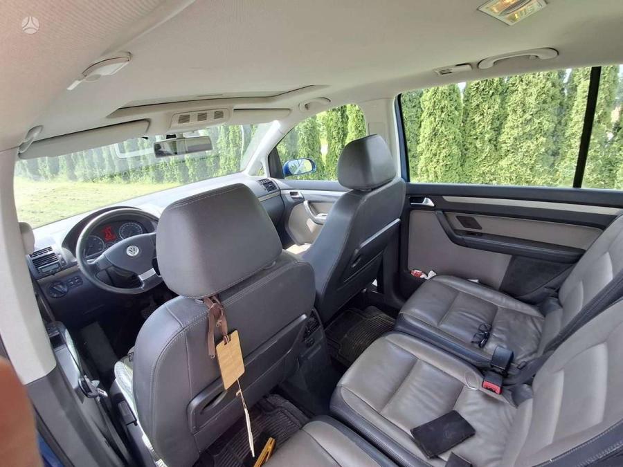 Blue Volkswagen Touran 2007 in Kaunas, with an engine capacity of 1.97 L and mileage of 292 thousand km for 2900 €, photo 10 on AUTOMOTO.COM.LV