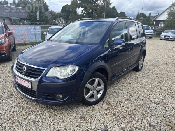 Blue Volkswagen Touran 2007 in Rezekne, with an engine capacity of 2.00 L and mileage of 293 thousand km for 4250 €, photo 1 on AUTOMOTO.COM.LV