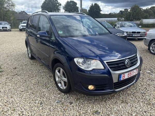 Blue Volkswagen Touran 2007 in Rezekne, with an engine capacity of 2.00 L and mileage of 293 thousand km for 4250 €, photo 4 on AUTOMOTO.COM.LV