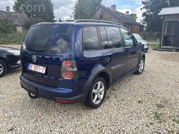Blue Volkswagen Touran 2007 in Rezekne, with an engine capacity of 2.00 L and mileage of 293 thousand km for 4250 €, photo 6 on AUTOMOTO.COM.LV