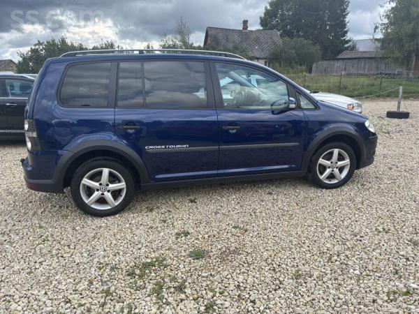 Blue Volkswagen Touran 2007 in Rezekne, with an engine capacity of 2.00 L and mileage of 293 thousand km for 4250 €, photo 8 on AUTOMOTO.COM.LV
