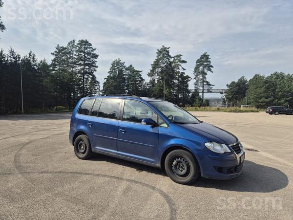 Zils Volkswagen Touran 2008 Rīga, ar dzinēja tilpumu 1.90 L un nobraukumu 269 tūkst. km par 1600 €, foto 2 vietnē AUTOMOTO.COM.LV