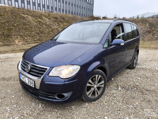 Blue Volkswagen Touran 2008 in Vilnius, with an engine capacity of 1.90 L and mileage of 425 thousand km for 900 €, photo 1 on AUTOMOTO.COM.LV