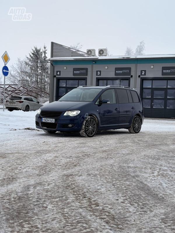 Zils Volkswagen Touran 2008 Panevēža, ar dzinēja tilpumu 2.00 L un nobraukumu 285 tūkst. km par 4000 €, foto 1 vietnē AUTOMOTO.COM.LV