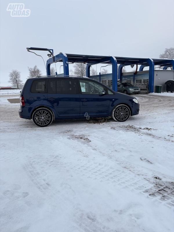 Zils Volkswagen Touran 2008 Panevēža, ar dzinēja tilpumu 2.00 L un nobraukumu 285 tūkst. km par 4000 €, foto 6 vietnē AUTOMOTO.COM.LV