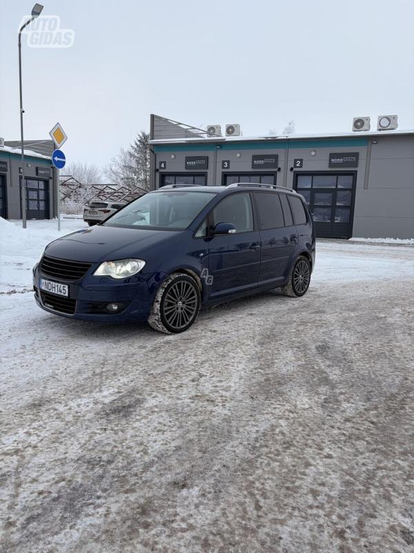 Zils Volkswagen Touran 2008 Panevēža, ar dzinēja tilpumu 2.00 L un nobraukumu 285 tūkst. km par 4000 €, foto 9 vietnē AUTOMOTO.COM.LV