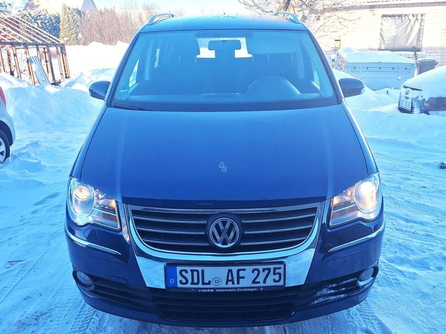 Blue Volkswagen Touran 2008 in Mazeikiai, with an engine capacity of 2.00 L and mileage of 272 thousand km for 4150 €, photo 3 on AUTOMOTO.COM.LV