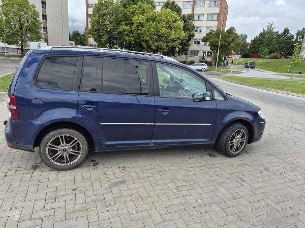 Blue Volkswagen Touran 2008 in Telschi, with an engine capacity of 1.97 L and mileage of 264 thousand km for 1150 €, photo 4 on AUTOMOTO.COM.LV