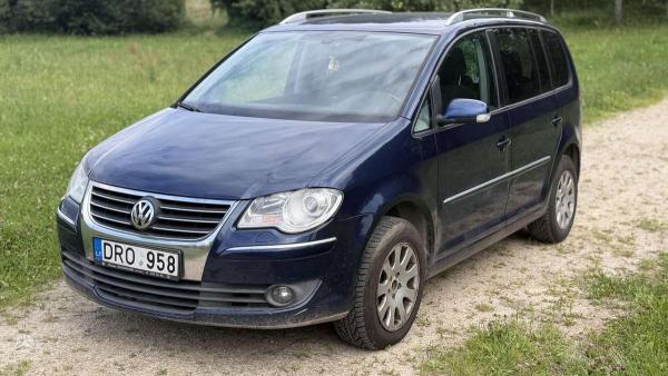 Blue Volkswagen Touran 2008 in Vilnius, with an engine capacity of 1.39 L and mileage of 305 thousand km for 550 €, photo 1 on AUTOMOTO.COM.LV