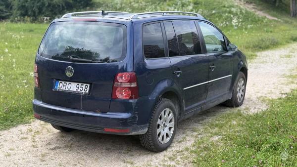 Blue Volkswagen Touran 2008 in Vilnius, with an engine capacity of 1.39 L and mileage of 305 thousand km for 550 €, photo 5 on AUTOMOTO.COM.LV