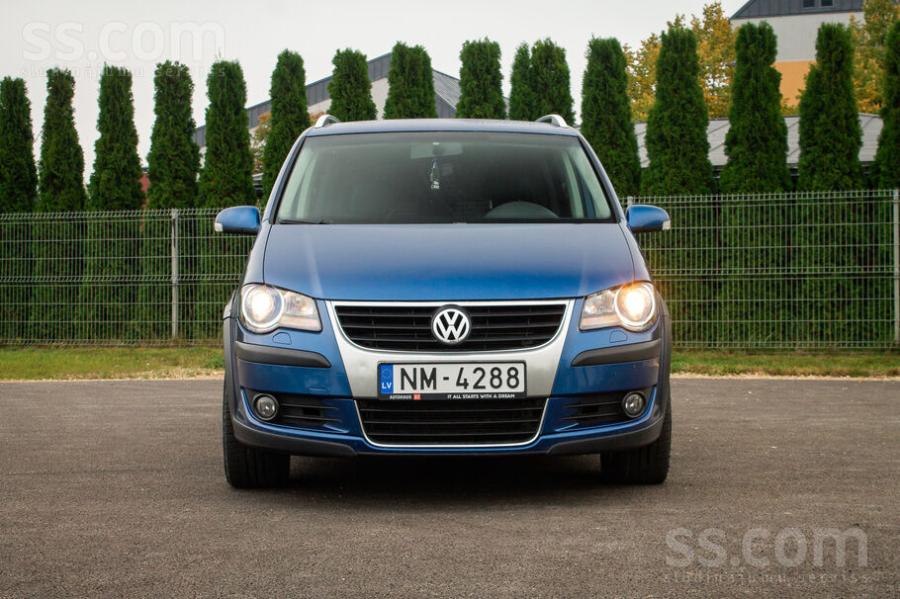 Blue Volkswagen Touran 2008 in Jelgava, with an engine capacity of 2.00 L and mileage of 401 thousand km for 2690 €, photo 3 on AUTOMOTO.COM.LV