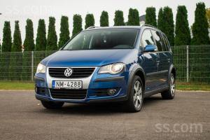 Blue Volkswagen Touran 2008 in Jelgava, with an engine capacity of 2.00 L and mileage of 401 thousand km for 2690 €, photo 4 on AUTOMOTO.COM.LV
