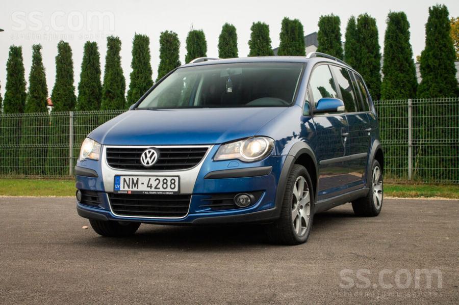 Blue Volkswagen Touran 2008 in Jelgava, with an engine capacity of 2.00 L and mileage of 401 thousand km for 2690 €, photo 4 on AUTOMOTO.COM.LV