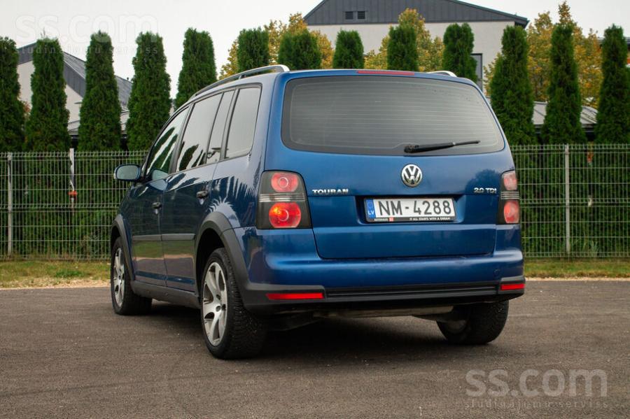 Blue Volkswagen Touran 2008 in Jelgava, with an engine capacity of 2.00 L and mileage of 401 thousand km for 2690 €, photo 5 on AUTOMOTO.COM.LV