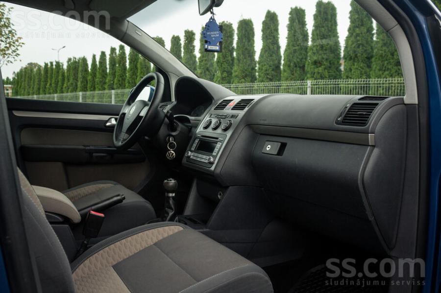 Blue Volkswagen Touran 2008 in Jelgava, with an engine capacity of 2.00 L and mileage of 401 thousand km for 2690 €, photo 8 on AUTOMOTO.COM.LV