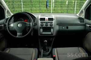 Blue Volkswagen Touran 2008 in Jelgava, with an engine capacity of 2.00 L and mileage of 401 thousand km for 2690 €, photo 10 on AUTOMOTO.COM.LV