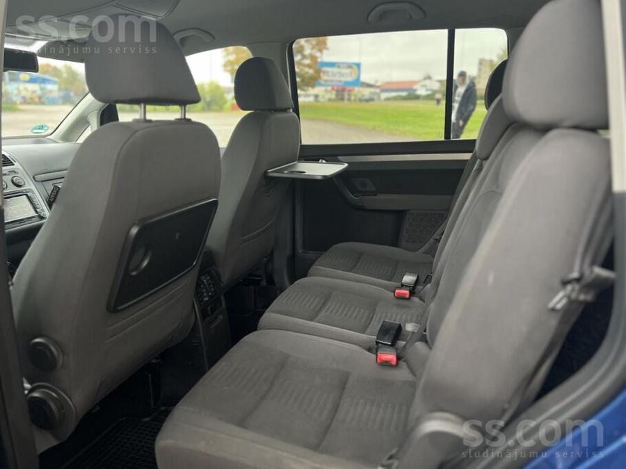 Blue Volkswagen Touran 2008 in Jekabpils, with an engine capacity of 2.00 L and mileage of 331 thousand km for 3400 €, photo 10 on AUTOMOTO.COM.LV