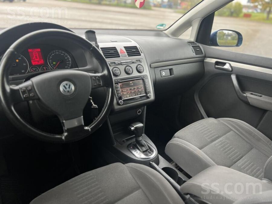 Blue Volkswagen Touran 2008 in Jekabpils, with an engine capacity of 2.00 L and mileage of 331 thousand km for 3400 €, photo 11 on AUTOMOTO.COM.LV
