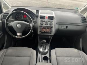 Blue Volkswagen Touran 2008 in Jekabpils, with an engine capacity of 2.00 L and mileage of 331 thousand km for 3400 €, photo 12 on AUTOMOTO.COM.LV