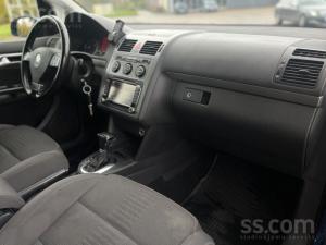Blue Volkswagen Touran 2008 in Jekabpils, with an engine capacity of 2.00 L and mileage of 331 thousand km for 3400 €, photo 13 on AUTOMOTO.COM.LV