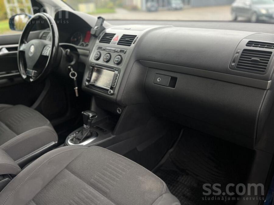 Blue Volkswagen Touran 2008 in Jekabpils, with an engine capacity of 2.00 L and mileage of 331 thousand km for 3400 €, photo 13 on AUTOMOTO.COM.LV