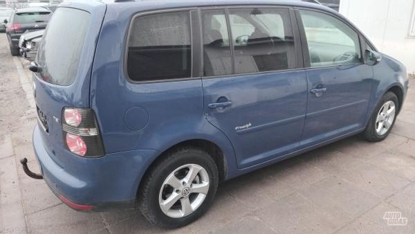 Zils Volkswagen Touran 2009 Utena, ar dzinēja tilpumu 1.40 L un nobraukumu 260 tūkst. km par 2800 €, foto 4 vietnē AUTOMOTO.COM.LV