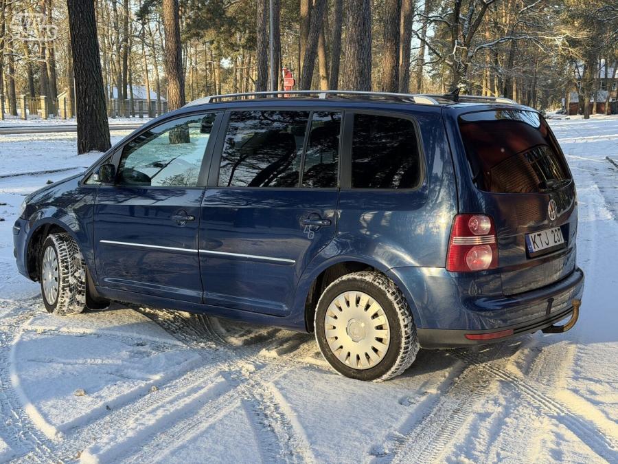 Blue Volkswagen Touran 2009 in Alytus, with an engine capacity of 2.00 L and mileage of 375 thousand km for 2350 €, photo 3 on AUTOMOTO.COM.LV