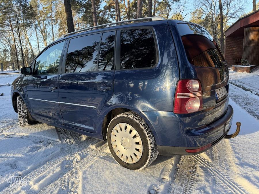 Blue Volkswagen Touran 2009 in Alytus, with an engine capacity of 2.00 L and mileage of 375 thousand km for 2350 €, photo 8 on AUTOMOTO.COM.LV