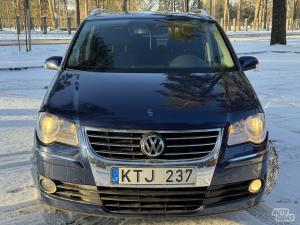 Blue Volkswagen Touran 2009 in Alytus, with an engine capacity of 2.00 L and mileage of 375 thousand km for 2350 €, photo 9 on AUTOMOTO.COM.LV