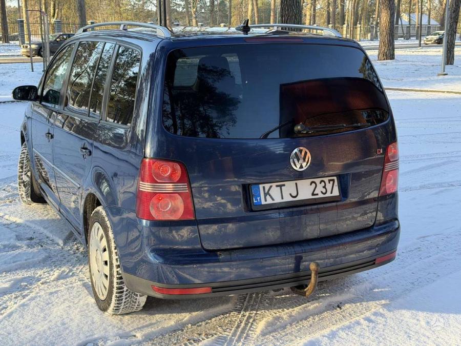 Zils Volkswagen Touran 2009 Alīta, ar dzinēja tilpumu 2.00 L un nobraukumu 375 tūkst. km par 2350 €, foto 4 vietnē AUTOMOTO.COM.LV