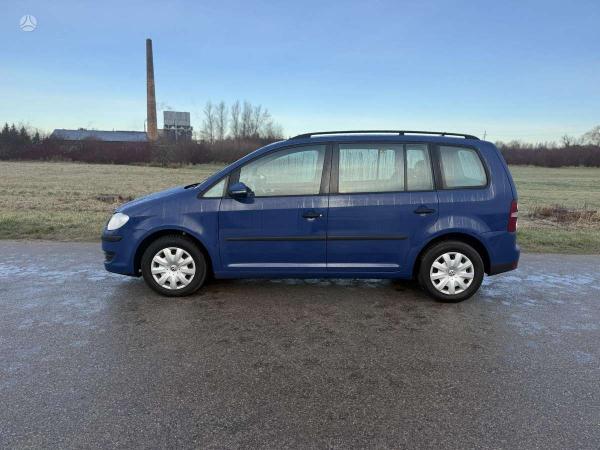 Blue Volkswagen Touran 2009 in Vilkaviskis, with an engine capacity of 1.99 L and mileage of 244 thousand km for 3299 €, photo 3 on AUTOMOTO.COM.LV