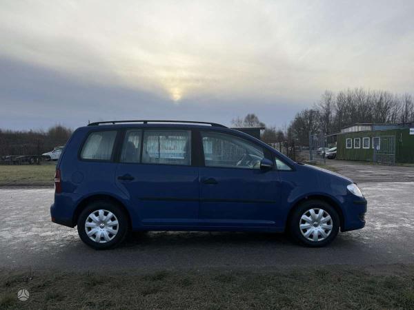 Blue Volkswagen Touran 2009 in Vilkaviskis, with an engine capacity of 1.99 L and mileage of 244 thousand km for 3299 €, photo 4 on AUTOMOTO.COM.LV